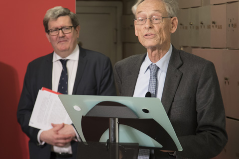 John H. Elliott deja en la Caja de las Letras un reloj suizo que compró ...