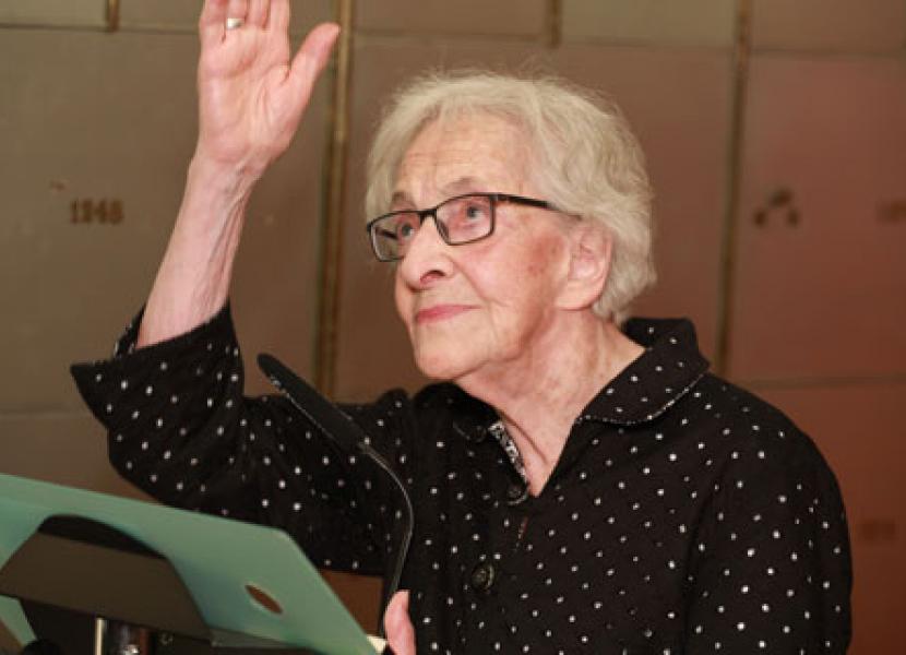 Ida Vitale deja en la Caja de las Letras un manuscrito de 1950 de José ...